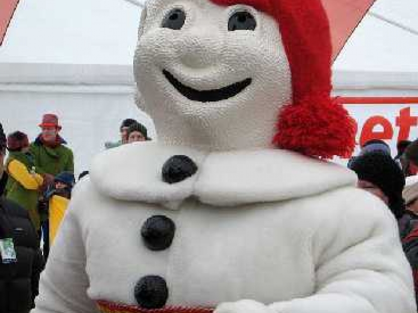 Comment s'appelle la mascotte du carnaval de Québec