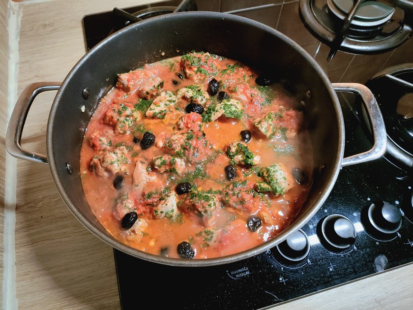 Le sauté de dinde à la tomate et aux olives : une recette provençale