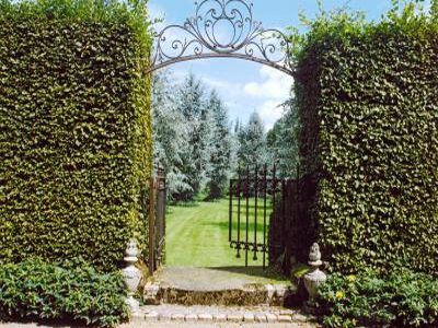 Parc De La Roseraie Du ChÂtelet Anjoutey