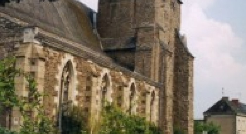 Eglise saint martin de bazouges Chateau-gontier tourisme Edifices et art religieux