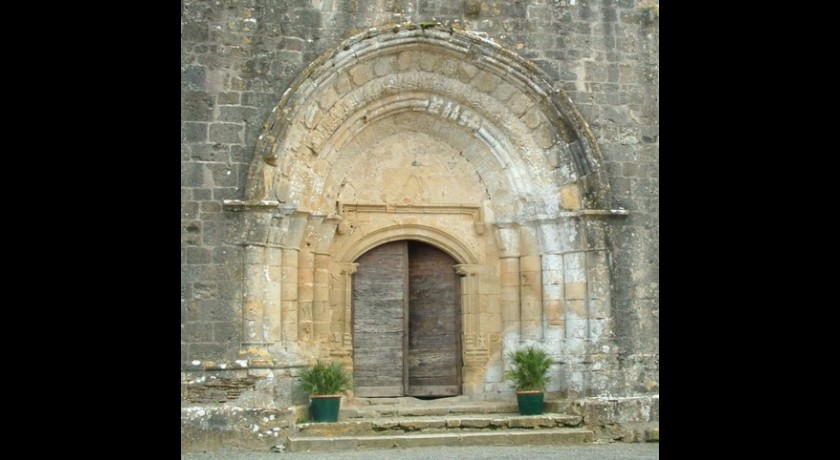 L'eglise paroissiale saint barthélémy et le presbytère de pimbo, dans ...