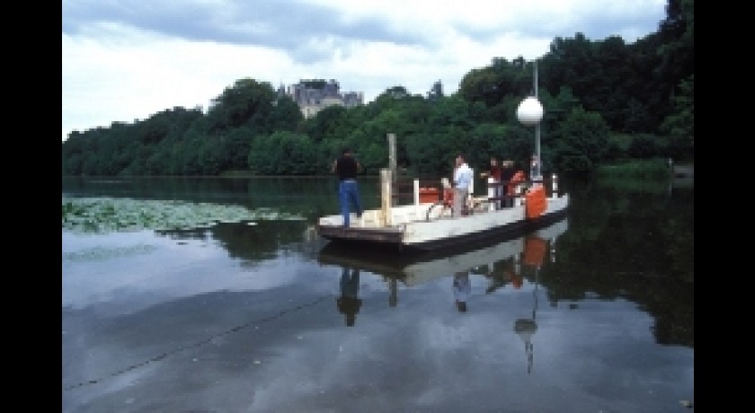 Le bac de menil Menil tourisme Edifices et art religieux