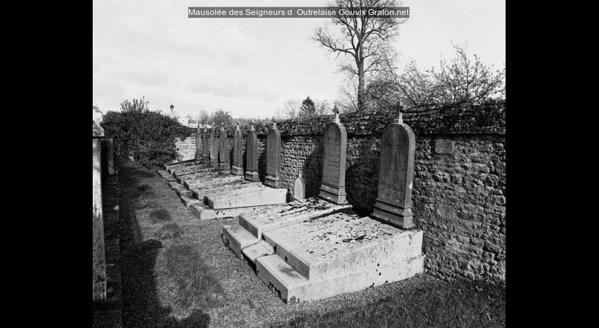Mausolée des seigneurs d' outrelaise Gouvix tourisme