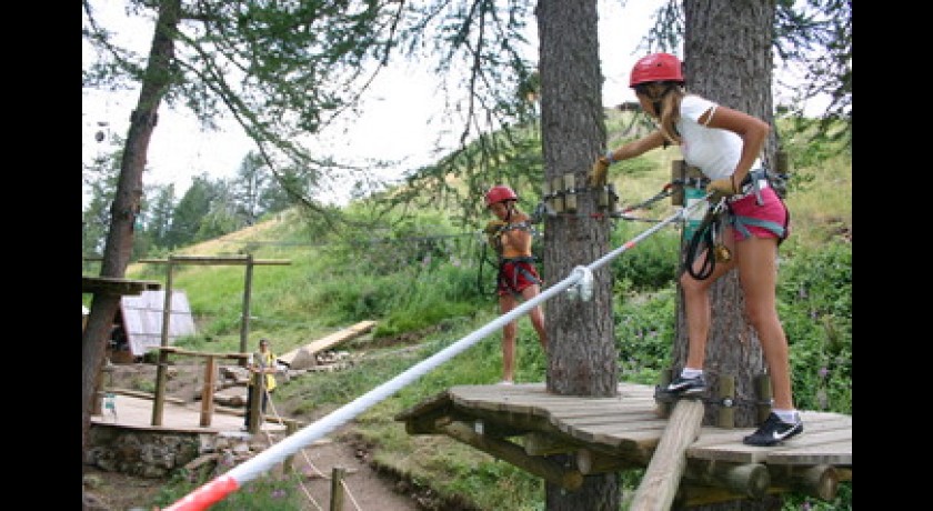 Parcours d'aventure en forêt pour les enfants Valberg peone tourisme