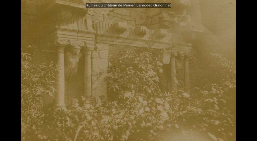 Ruines du château de perrien Lanrodec tourisme